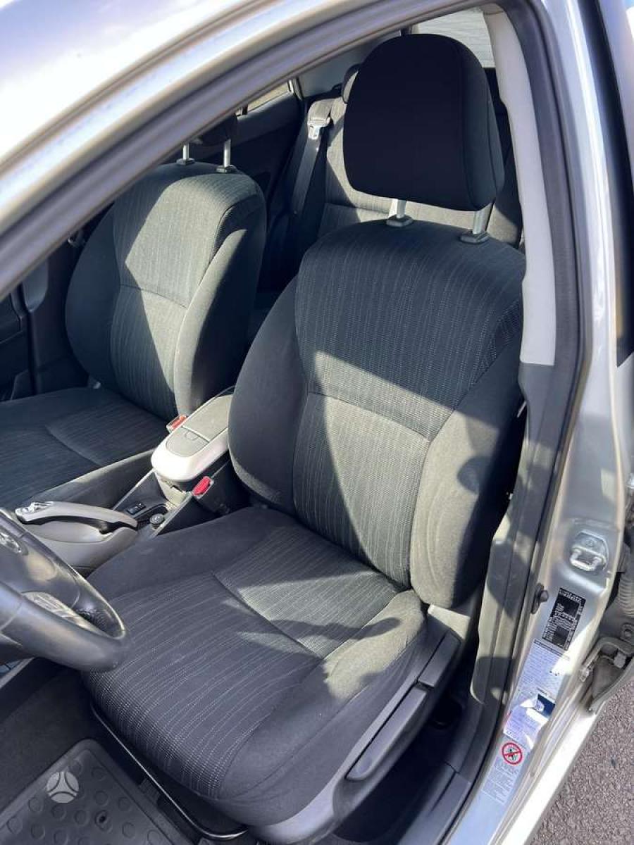 Grey Toyota Auris 2007 in Radviliskis, with an engine capacity of 2.00 L and mileage of 300 thousand km for 1999 €, photo 11 on AUTOMOTO.COM.LV