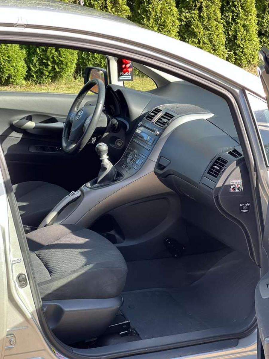Grey Toyota Auris 2007 in Radviliskis, with an engine capacity of 2.00 L and mileage of 300 thousand km for 1999 €, photo 12 on AUTOMOTO.COM.LV