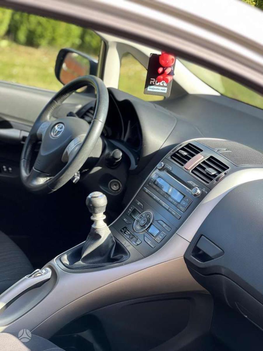 Grey Toyota Auris 2007 in Radviliskis, with an engine capacity of 2.00 L and mileage of 300 thousand km for 1999 €, photo 13 on AUTOMOTO.COM.LV