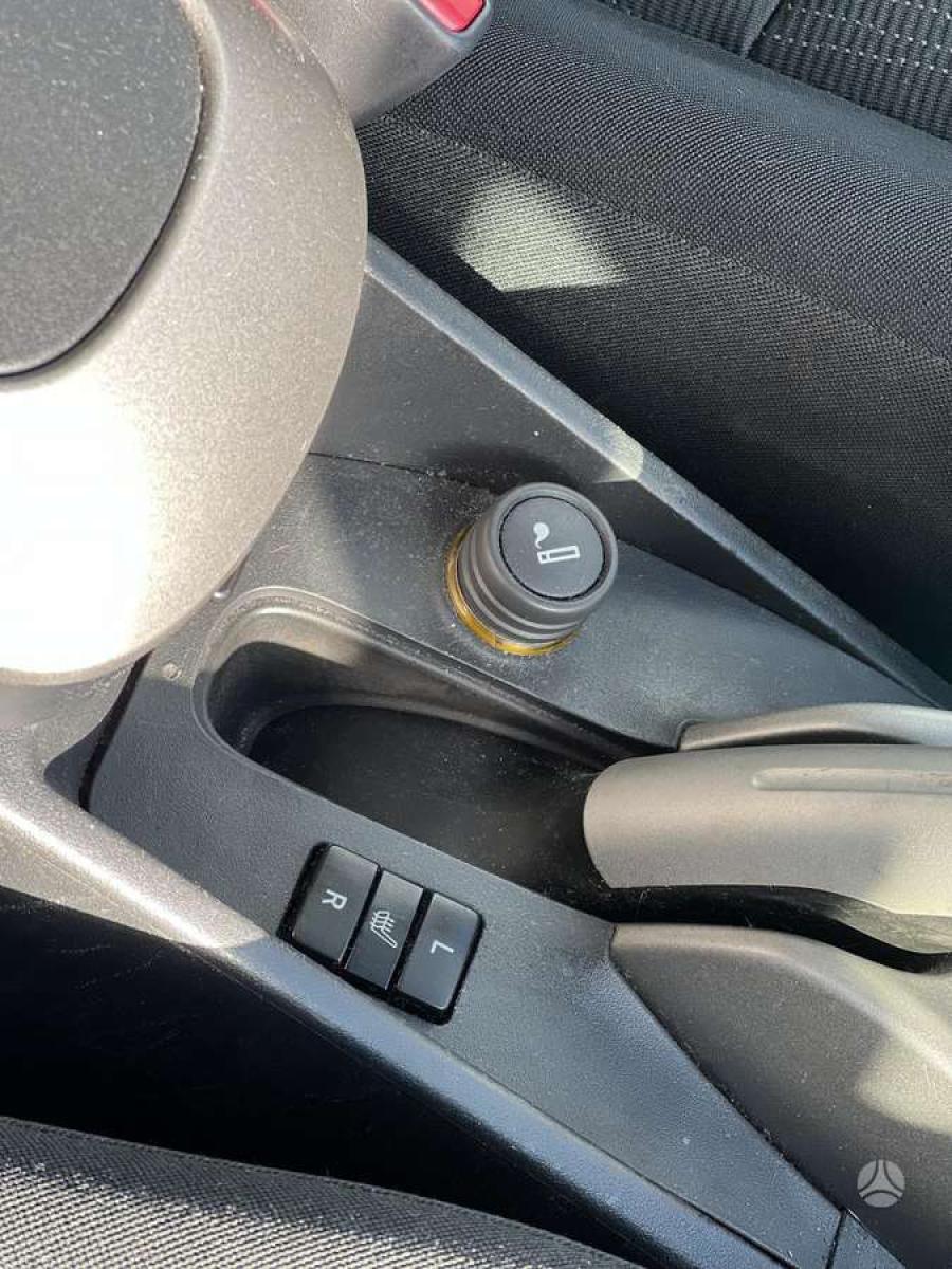 Grey Toyota Auris 2007 in Radviliskis, with an engine capacity of 2.00 L and mileage of 300 thousand km for 1999 €, photo 14 on AUTOMOTO.COM.LV