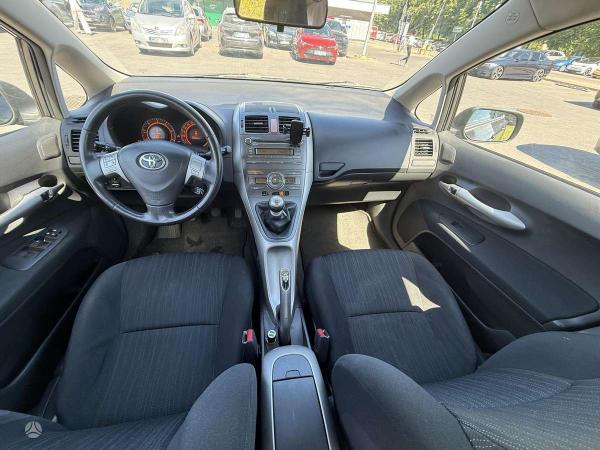 Pelēks Toyota Auris 2007 Viļņa, ar dzinēja tilpumu 2.00 L un nobraukumu 215 tūkst. km par 2699 €, foto 6 vietnē AUTOMOTO.COM.LV