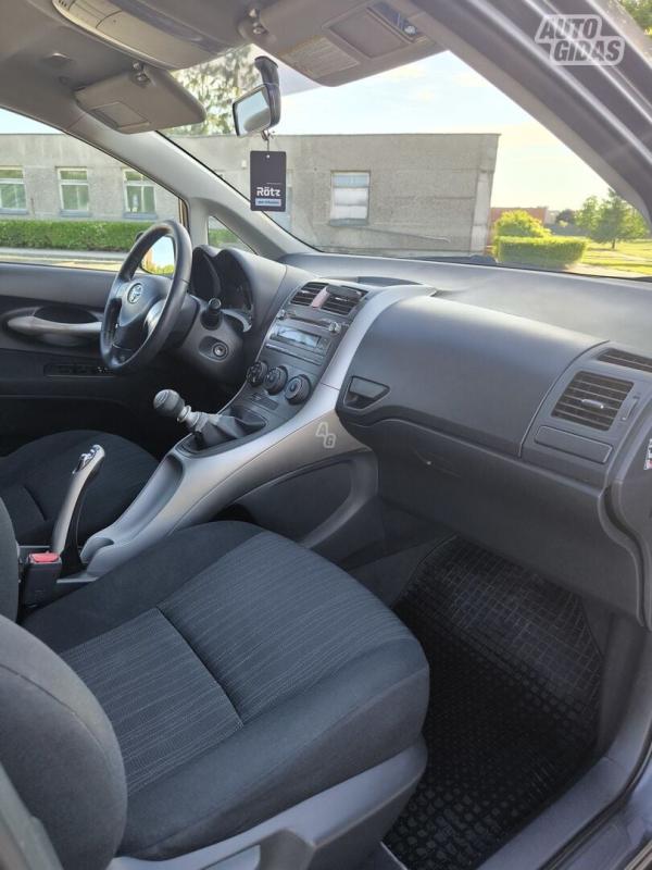 Grey Toyota Auris 2007 in Siauliai, with an engine capacity of 2.00 L and mileage of 210 thousand km for 2200 €, photo 7 on AUTOMOTO.COM.LV