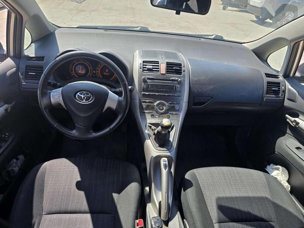 Grey Toyota Auris 2007 in Vilnius, with an engine capacity of 1.36 L and mileage of 240 thousand km for 1100 €, photo 3 on AUTOMOTO.COM.LV