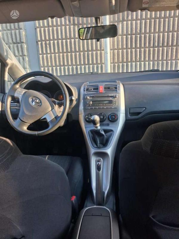 Grey Toyota Auris 2007 in Klaipeda, with an engine capacity of 2.00 L and mileage of 281 thousand km for 1500 €, photo 2 on AUTOMOTO.COM.LV