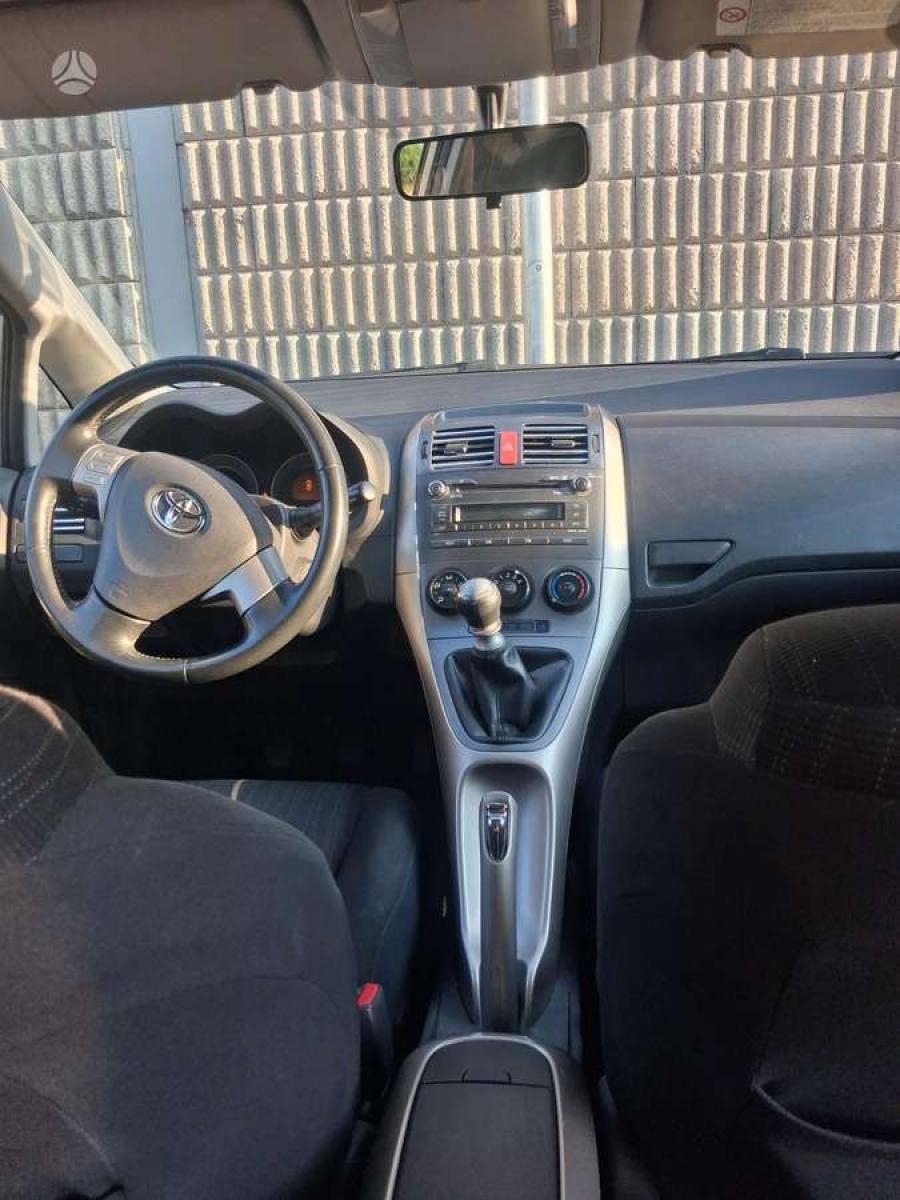 Pelēks Toyota Auris 2007 Klaipėda, ar dzinēja tilpumu 2.00 L un nobraukumu 281 tūkst. km par 1500 €, foto 3 vietnē AUTOMOTO.COM.LV