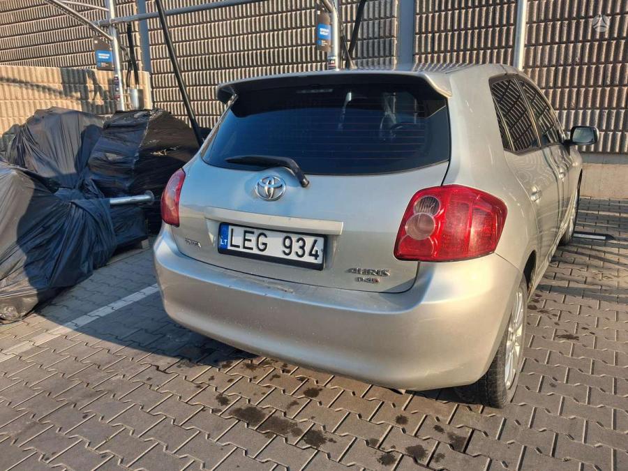 Pelēks Toyota Auris 2007 Klaipėda, ar dzinēja tilpumu 2.00 L un nobraukumu 281 tūkst. km par 1500 €, foto 13 vietnē AUTOMOTO.COM.LV