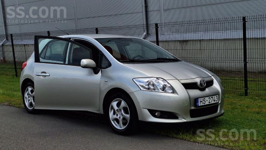 Grey Toyota Auris 2007 in Riga, with an engine capacity of 2.00 L and mileage of 317 thousand km for 1650 €, photo 3 on AUTOMOTO.COM.LV