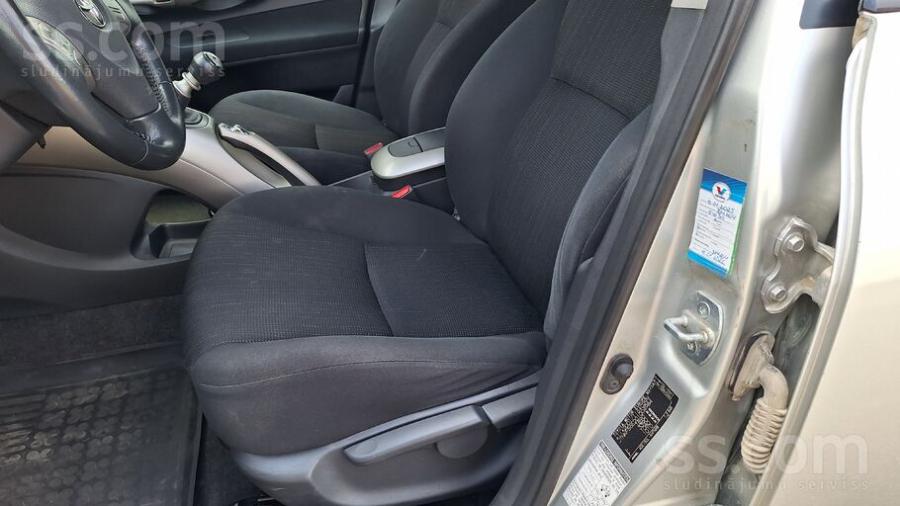 Grey Toyota Auris 2007 in Riga, with an engine capacity of 2.00 L and mileage of 317 thousand km for 1650 €, photo 11 on AUTOMOTO.COM.LV
