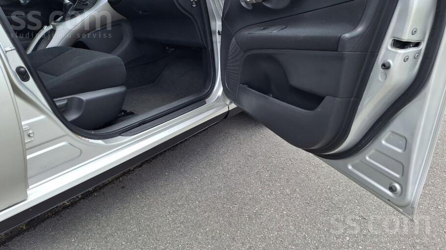 Grey Toyota Auris 2007 in Riga, with an engine capacity of 2.00 L and mileage of 317 thousand km for 1650 €, photo 24 on AUTOMOTO.COM.LV