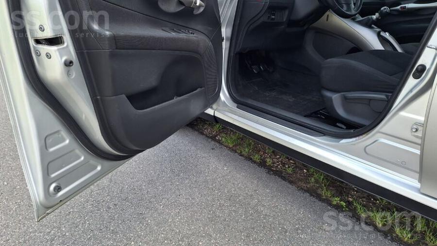 Grey Toyota Auris 2007 in Riga, with an engine capacity of 2.00 L and mileage of 317 thousand km for 1650 €, photo 26 on AUTOMOTO.COM.LV