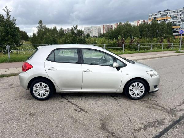 Pelēks Toyota Auris 2007 Viļņa, ar dzinēja tilpumu 1.36 L un nobraukumu 180 tūkst. km par 2700 €, foto 2 vietnē AUTOMOTO.COM.LV