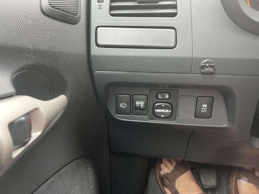 Pelēks Toyota Auris 2007 Klaipėda, ar dzinēja tilpumu 1.60 L un nobraukumu 182 tūkst. km par 2700 €, foto 12 vietnē AUTOMOTO.COM.LV