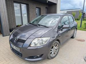 Pelēks Toyota Auris 2007 Kauņa, ar dzinēja tilpumu 2.00 L un nobraukumu 210 tūkst. km par 1000 €, foto  vietnē AUTOMOTO.COM.LV