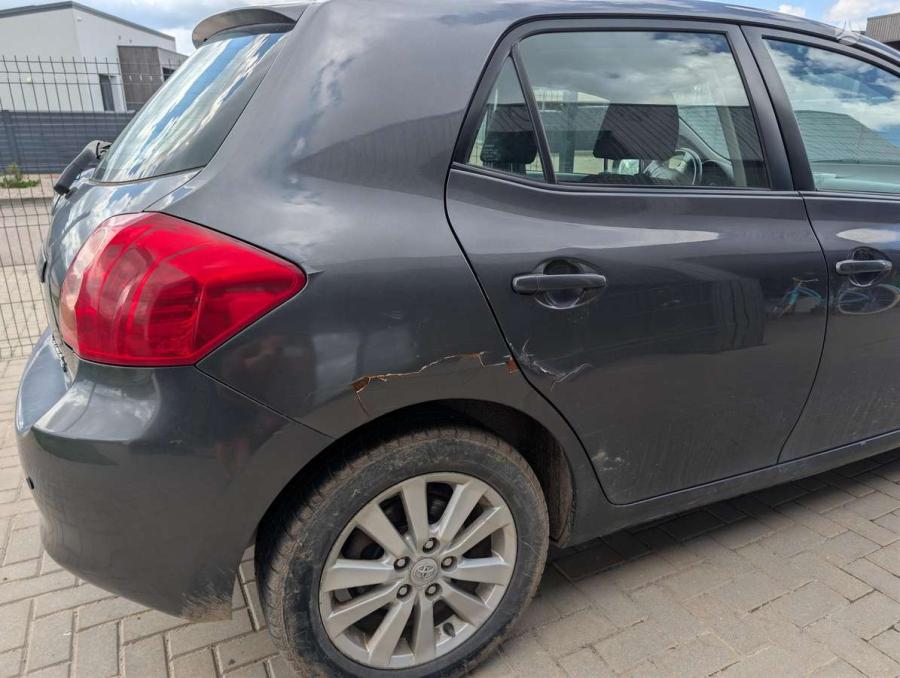 Pelēks Toyota Auris 2007 Kauņa, ar dzinēja tilpumu 2.00 L un nobraukumu 210 tūkst. km par 1000 €, foto 5 vietnē AUTOMOTO.COM.LV