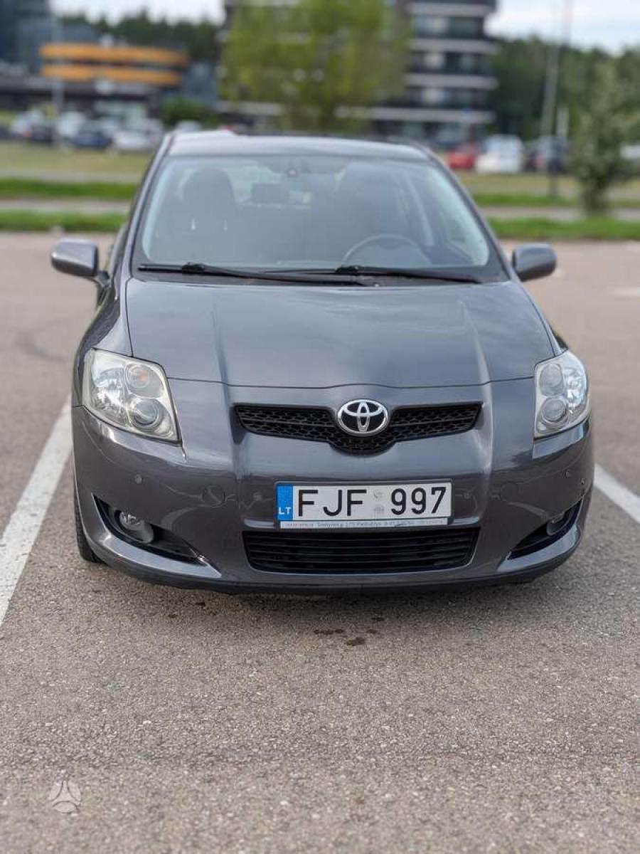 Pelēks Toyota Auris 2007 Viļņa, ar dzinēja tilpumu 2.23 L un nobraukumu 168 tūkst. km par 3000 €, foto 1 vietnē AUTOMOTO.COM.LV