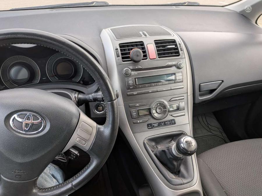 Pelēks Toyota Auris 2007 Viļņa, ar dzinēja tilpumu 2.23 L un nobraukumu 168 tūkst. km par 3000 €, foto 9 vietnē AUTOMOTO.COM.LV