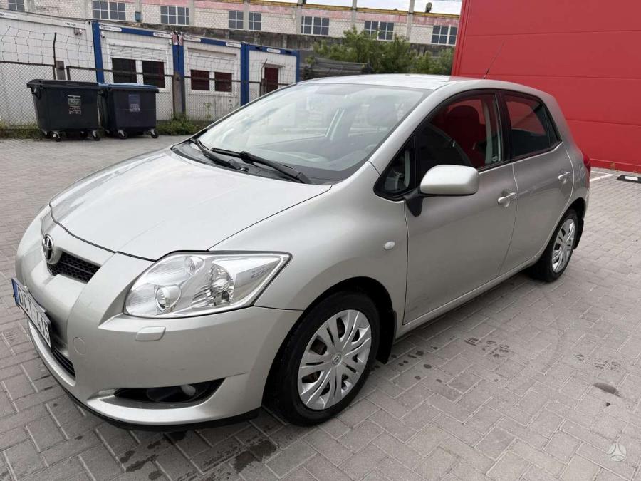 Pelēks Toyota Auris 2007 Viļņa, ar dzinēja tilpumu 1.60 L un nobraukumu 143 tūkst. km par 2500 €, foto 1 vietnē AUTOMOTO.COM.LV