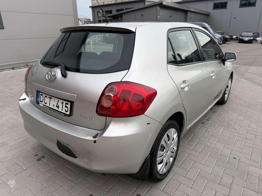 Pelēks Toyota Auris 2007 Viļņa, ar dzinēja tilpumu 1.60 L un nobraukumu 143 tūkst. km par 2500 €, foto 6 vietnē AUTOMOTO.COM.LV