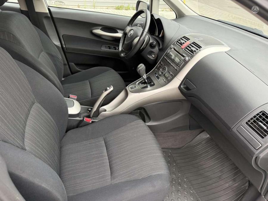 Pelēks Toyota Auris 2007 Viļņa, ar dzinēja tilpumu 1.60 L un nobraukumu 143 tūkst. km par 2500 €, foto 9 vietnē AUTOMOTO.COM.LV