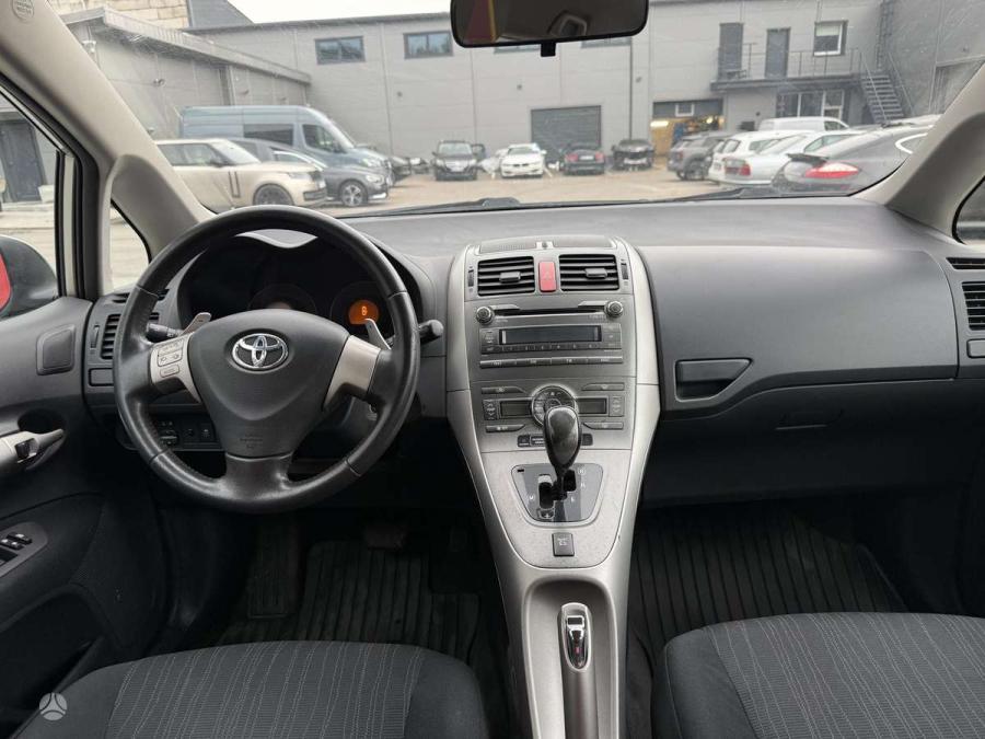 Pelēks Toyota Auris 2007 Viļņa, ar dzinēja tilpumu 1.60 L un nobraukumu 143 tūkst. km par 2500 €, foto 12 vietnē AUTOMOTO.COM.LV
