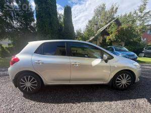 Grey Toyota Auris 2007 in Riga, with an engine capacity of 2.00 L and mileage of 239 thousand km for 2400 €, photo 3 on AUTOMOTO.COM.LV