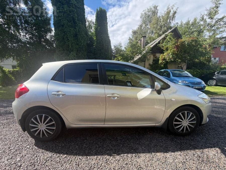 Grey Toyota Auris 2007 in Riga, with an engine capacity of 2.00 L and mileage of 239 thousand km for 2400 €, photo 3 on AUTOMOTO.COM.LV