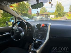 Grey Toyota Auris 2007 in Riga, with an engine capacity of 2.00 L and mileage of 239 thousand km for 2400 €, photo 5 on AUTOMOTO.COM.LV