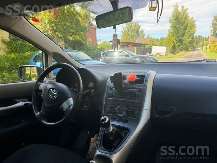 Grey Toyota Auris 2007 in Riga, with an engine capacity of 2.00 L and mileage of 239 thousand km for 2400 €, photo 5 on AUTOMOTO.COM.LV