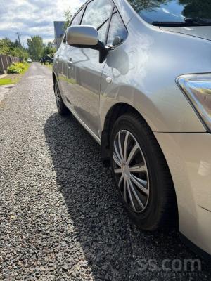 Grey Toyota Auris 2007 in Riga, with an engine capacity of 2.00 L and mileage of 239 thousand km for 2400 €, photo 7 on AUTOMOTO.COM.LV