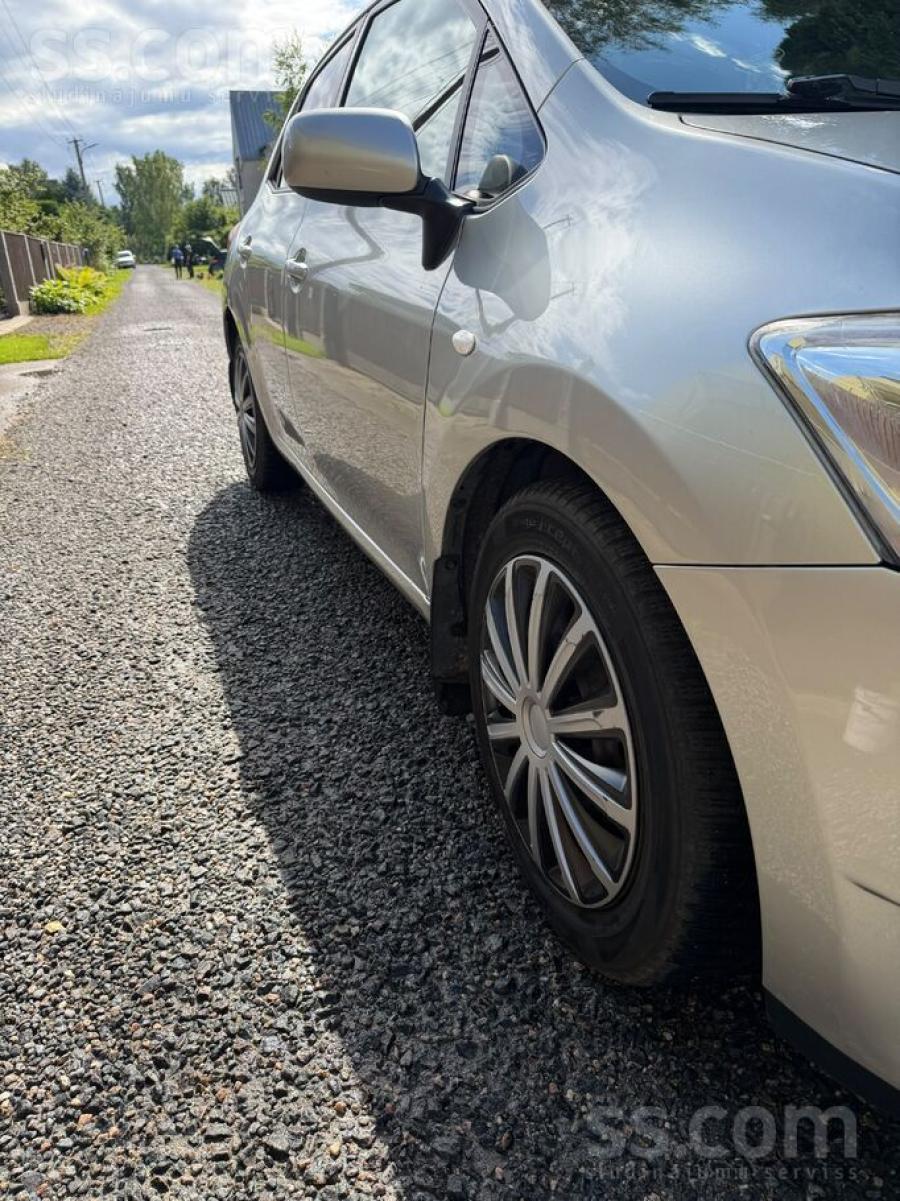 Grey Toyota Auris 2007 in Riga, with an engine capacity of 2.00 L and mileage of 239 thousand km for 2400 €, photo 7 on AUTOMOTO.COM.LV