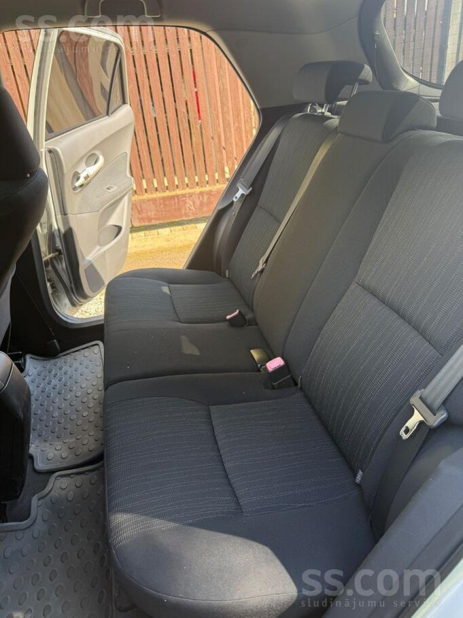 Grey Toyota Auris 2007 in Riga, with an engine capacity of 2.00 L and mileage of 239 thousand km for 2400 €, photo 8 on AUTOMOTO.COM.LV
