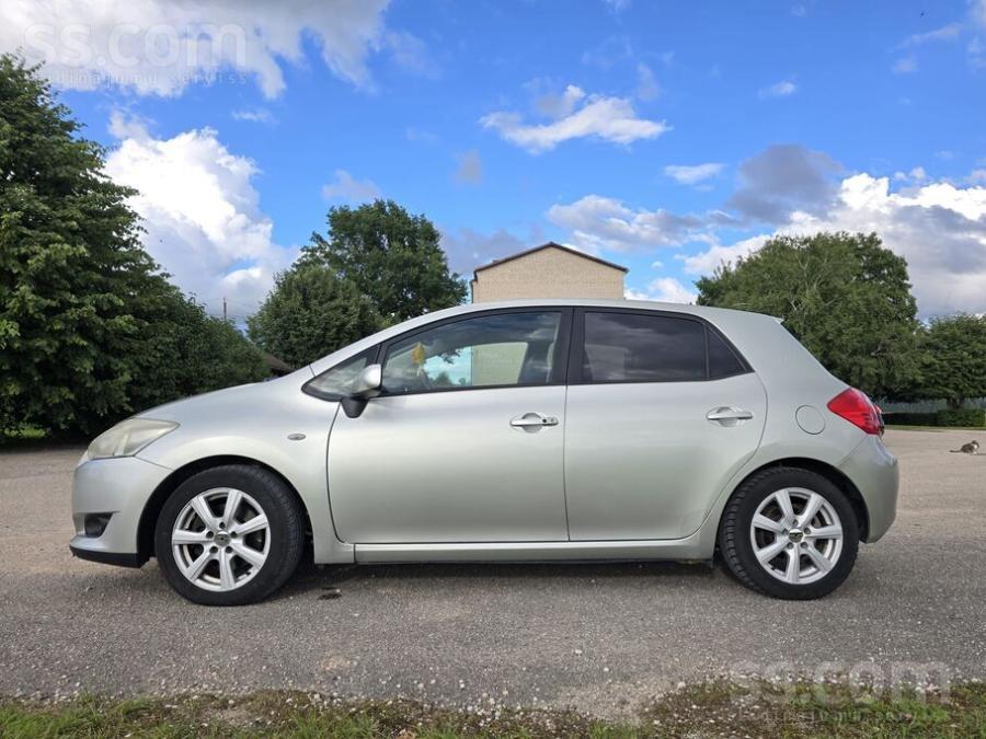 Pelēks Toyota Auris 2007 Tukums, ar dzinēja tilpumu 2.20 L un nobraukumu 339 tūkst. km par 1500 €, foto 3 vietnē AUTOMOTO.COM.LV