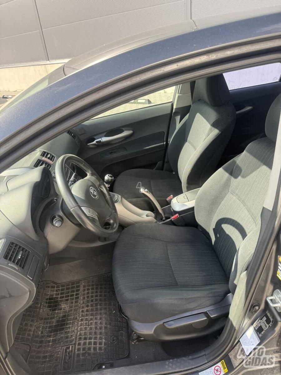 Grey Toyota Auris 2007 in Siauliai, with an engine capacity of 2.00 L and mileage of 270 thousand km for 2250 €, photo 6 on AUTOMOTO.COM.LV