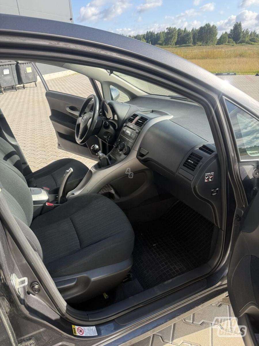 Grey Toyota Auris 2007 in Siauliai, with an engine capacity of 2.00 L and mileage of 270 thousand km for 2250 €, photo 7 on AUTOMOTO.COM.LV
