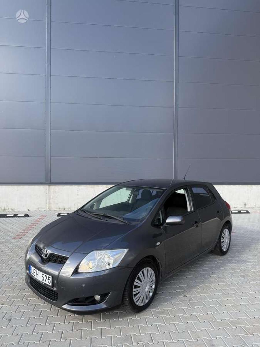 Grey Toyota Auris 2007 in Siauliai, with an engine capacity of 2.00 L and mileage of 270 thousand km for 2250 €, photo 3 on AUTOMOTO.COM.LV