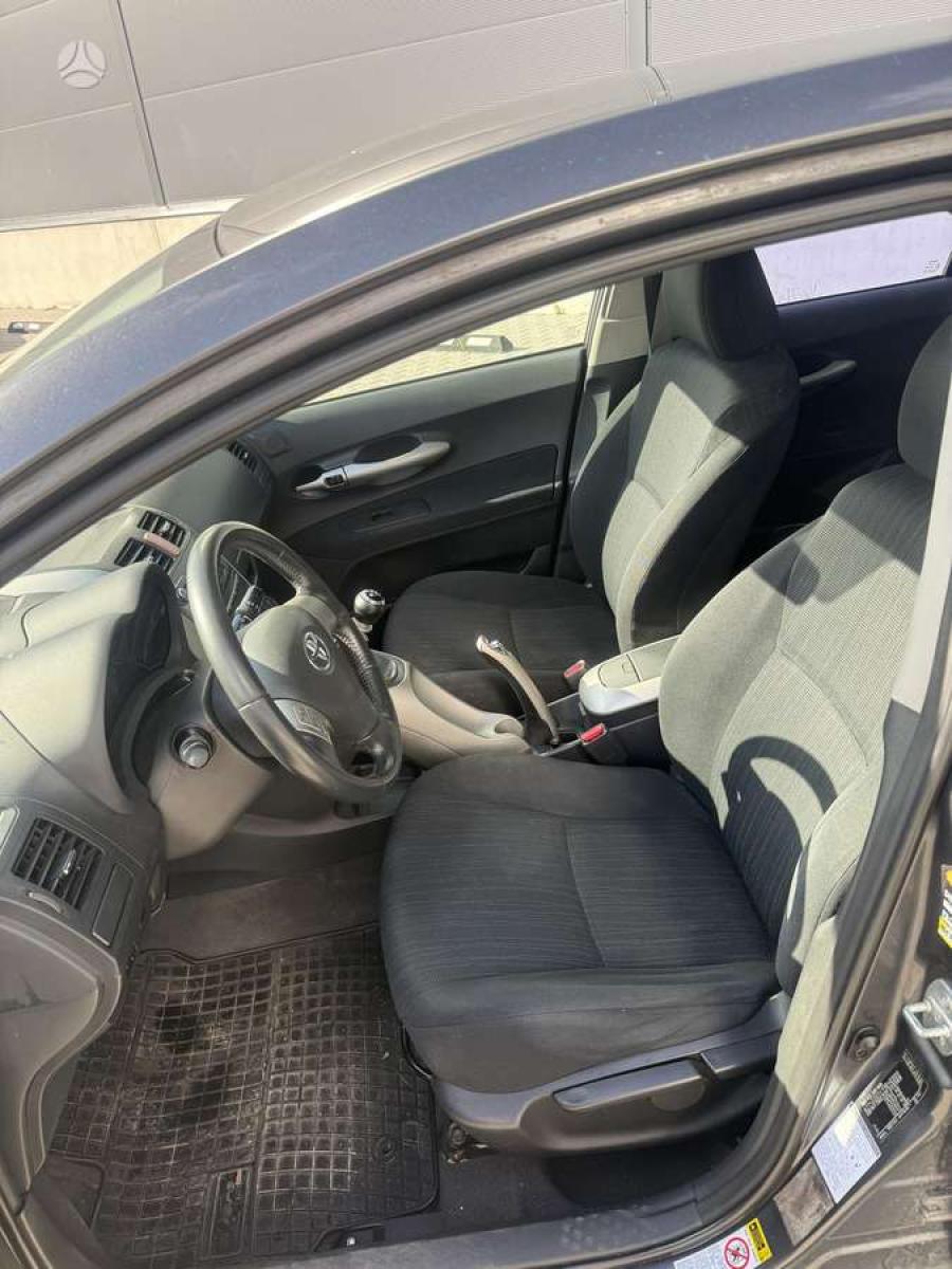 Grey Toyota Auris 2007 in Siauliai, with an engine capacity of 2.00 L and mileage of 270 thousand km for 2250 €, photo 6 on AUTOMOTO.COM.LV