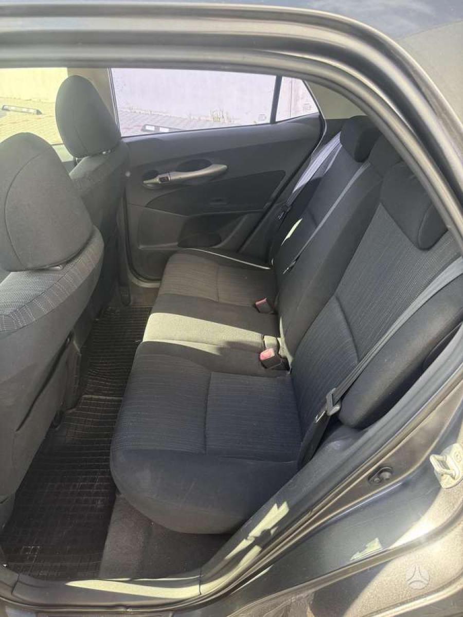 Grey Toyota Auris 2007 in Siauliai, with an engine capacity of 2.00 L and mileage of 270 thousand km for 2250 €, photo 9 on AUTOMOTO.COM.LV