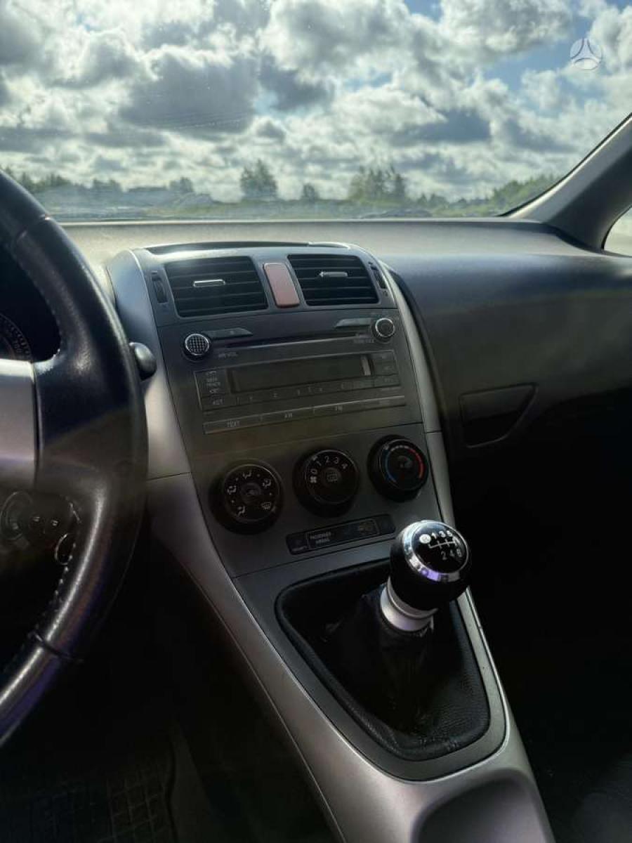 Grey Toyota Auris 2007 in Siauliai, with an engine capacity of 2.00 L and mileage of 270 thousand km for 2250 €, photo 11 on AUTOMOTO.COM.LV