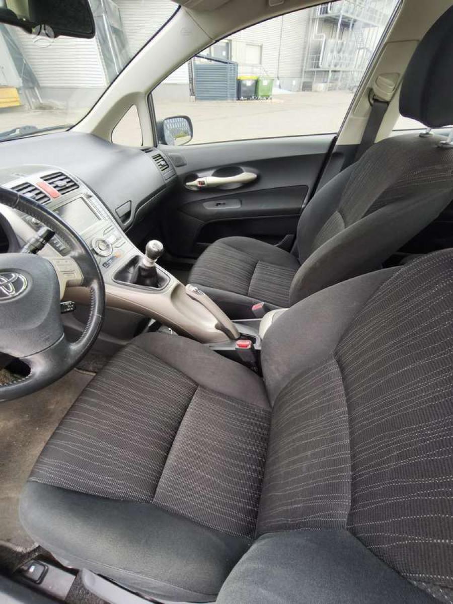 Pelēks Toyota Auris 2007 Kauņa, ar dzinēja tilpumu 2.00 L un nobraukumu 210 tūkst. km par 2450 €, foto 13 vietnē AUTOMOTO.COM.LV