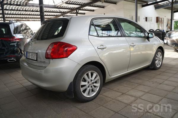 Grey Toyota Auris 2007 in Riga, with an engine capacity of 1.60 L and mileage of 267 thousand km for 1700 €, photo 5 on AUTOMOTO.COM.LV