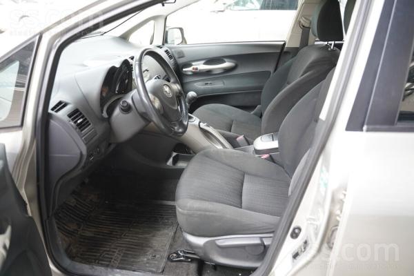 Grey Toyota Auris 2007 in Riga, with an engine capacity of 1.60 L and mileage of 267 thousand km for 1700 €, photo 7 on AUTOMOTO.COM.LV