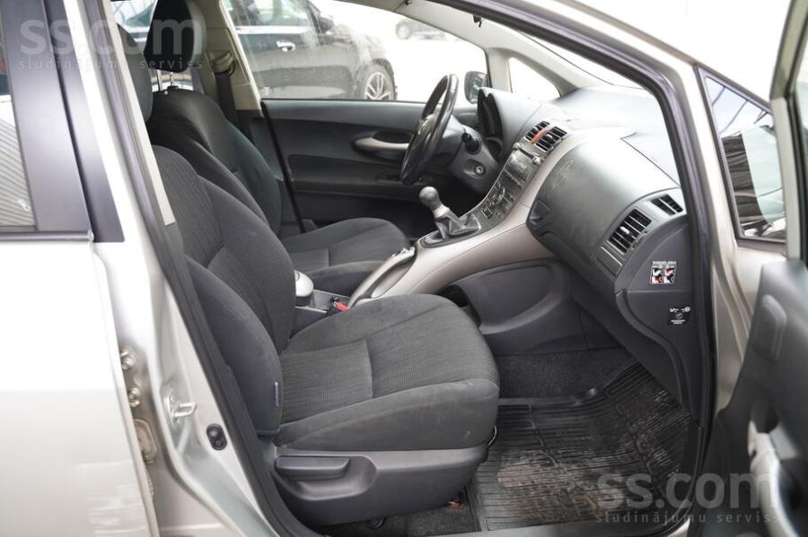Grey Toyota Auris 2007 in Riga, with an engine capacity of 1.60 L and mileage of 267 thousand km for 1700 €, photo 10 on AUTOMOTO.COM.LV
