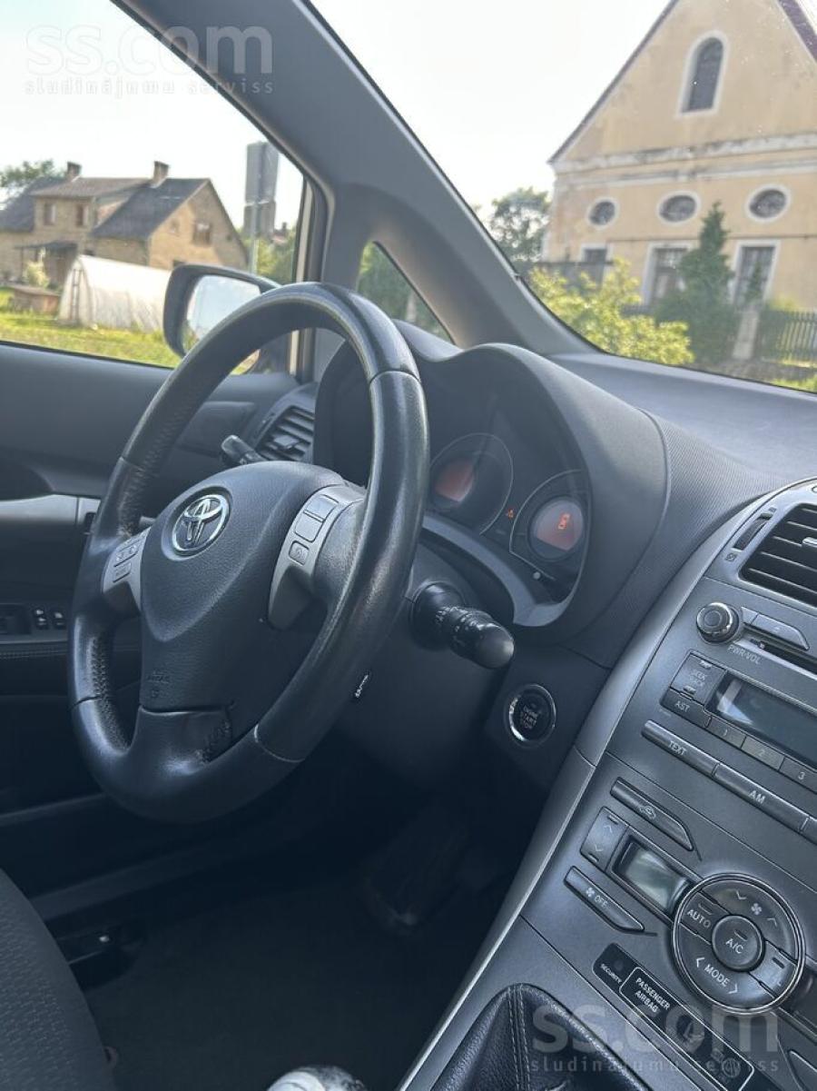 Pelēks Toyota Auris 2007 Rīga, ar dzinēja tilpumu 2.20 L un nobraukumu 0 tūkst. km par 1700 €, foto 4 vietnē AUTOMOTO.COM.LV
