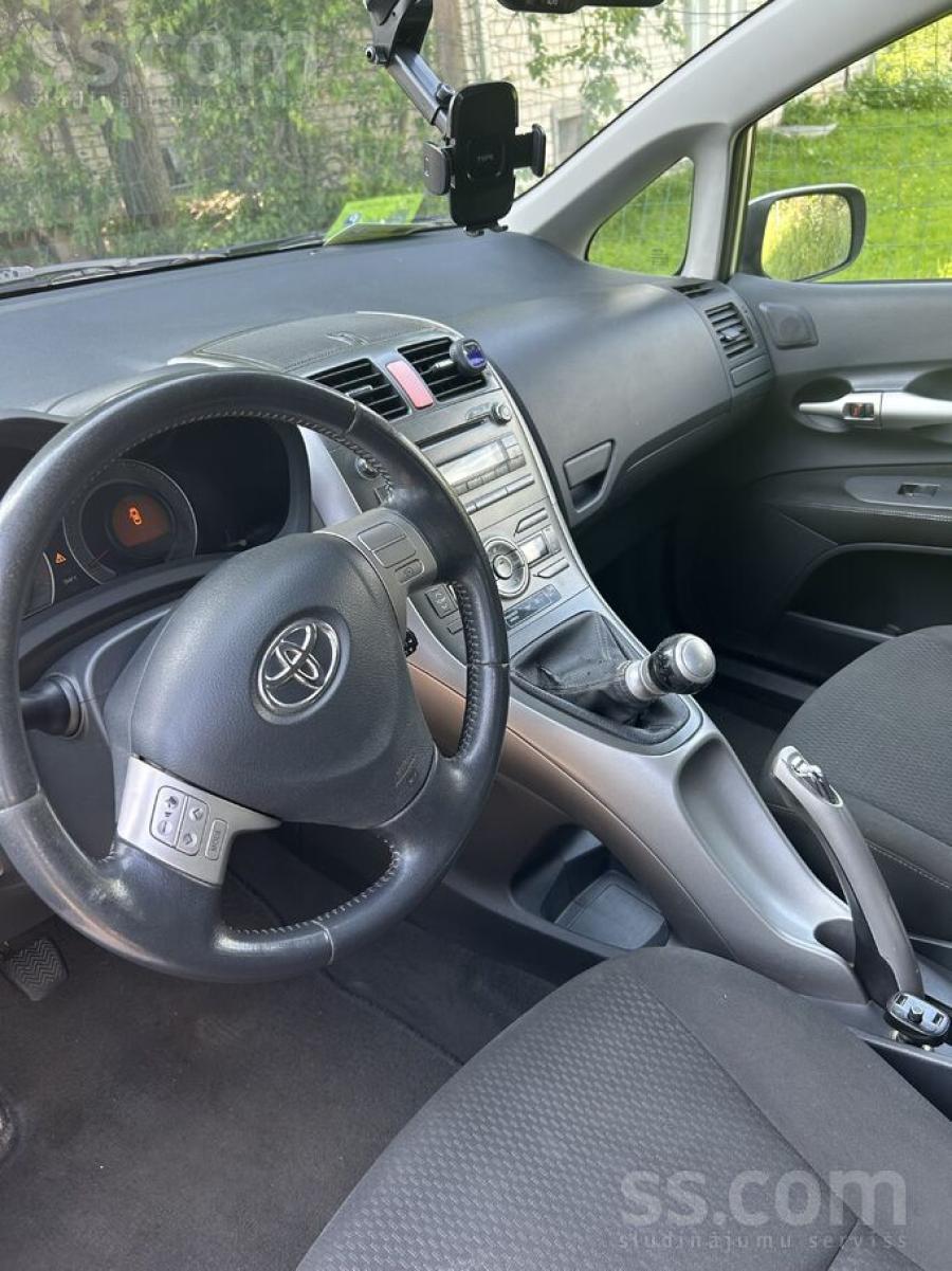 Pelēks Toyota Auris 2007 Rīga, ar dzinēja tilpumu 2.20 L un nobraukumu 0 tūkst. km par 1700 €, foto 5 vietnē AUTOMOTO.COM.LV