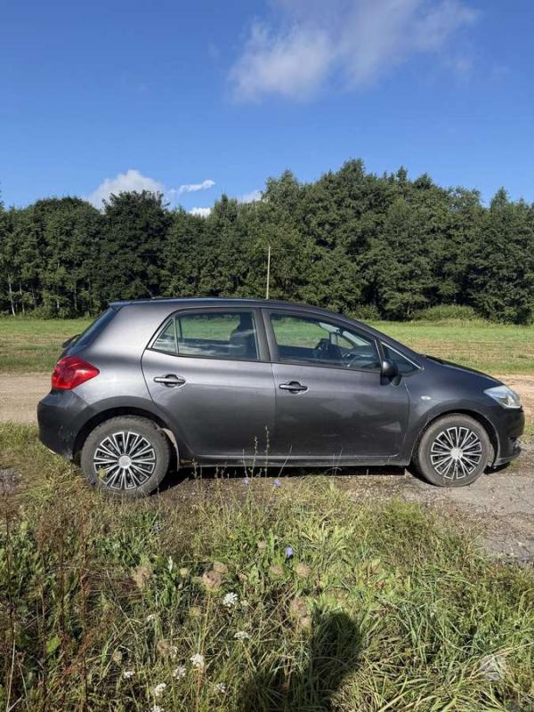 Grey Toyota Auris 2007 in Mazeikiai, with an engine capacity of 0.00 L and mileage of 263 thousand km for 2500 €, photo 3 on AUTOMOTO.COM.LV