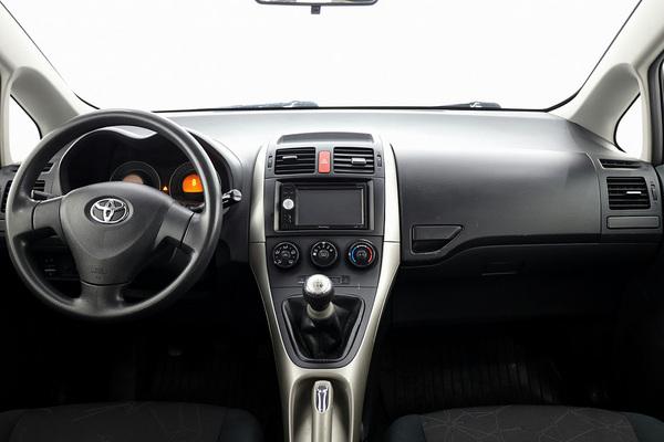 Grey Toyota Auris 2007 in Tallinn, with an engine capacity of 1.40 L and mileage of 276 thousand km for 1699 €, photo 6 on AUTOMOTO.COM.LV