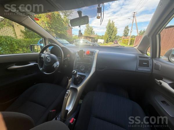 Pelēks Toyota Auris 2007 Rīga, ar dzinēja tilpumu 2.00 L un nobraukumu 239 tūkst. km par 2000 €, foto 4 vietnē AUTOMOTO.COM.LV