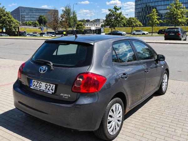 Pelēks Toyota Auris 2007 Viļņa, ar dzinēja tilpumu 2.00 L un nobraukumu 229 tūkst. km par 2250 €, foto 3 vietnē AUTOMOTO.COM.LV