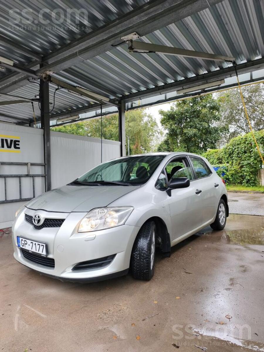 Grey Toyota Auris 2007 in Riga, with an engine capacity of 1.40 L and mileage of 310 thousand km for 2150 €, photo 3 on AUTOMOTO.COM.LV