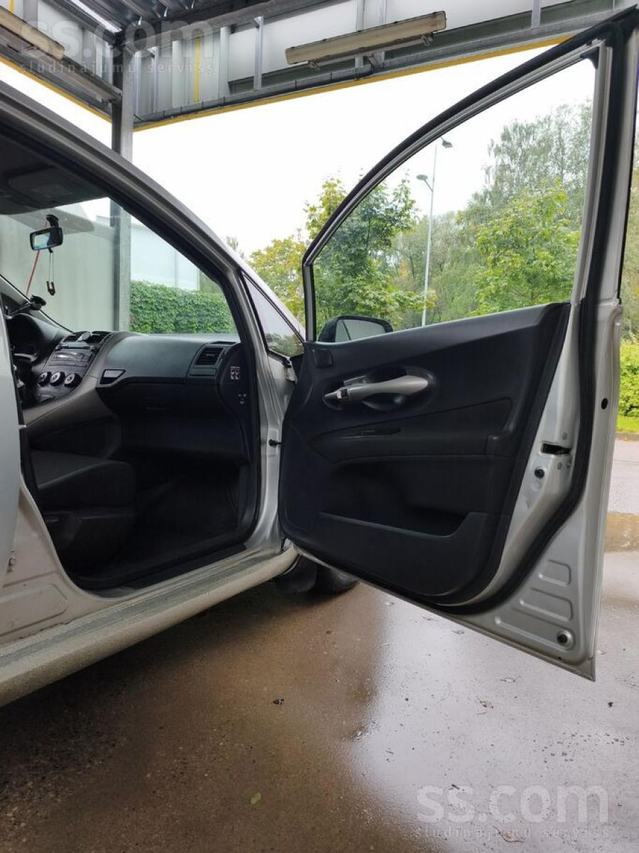 Grey Toyota Auris 2007 in Riga, with an engine capacity of 1.40 L and mileage of 310 thousand km for 2150 €, photo 12 on AUTOMOTO.COM.LV